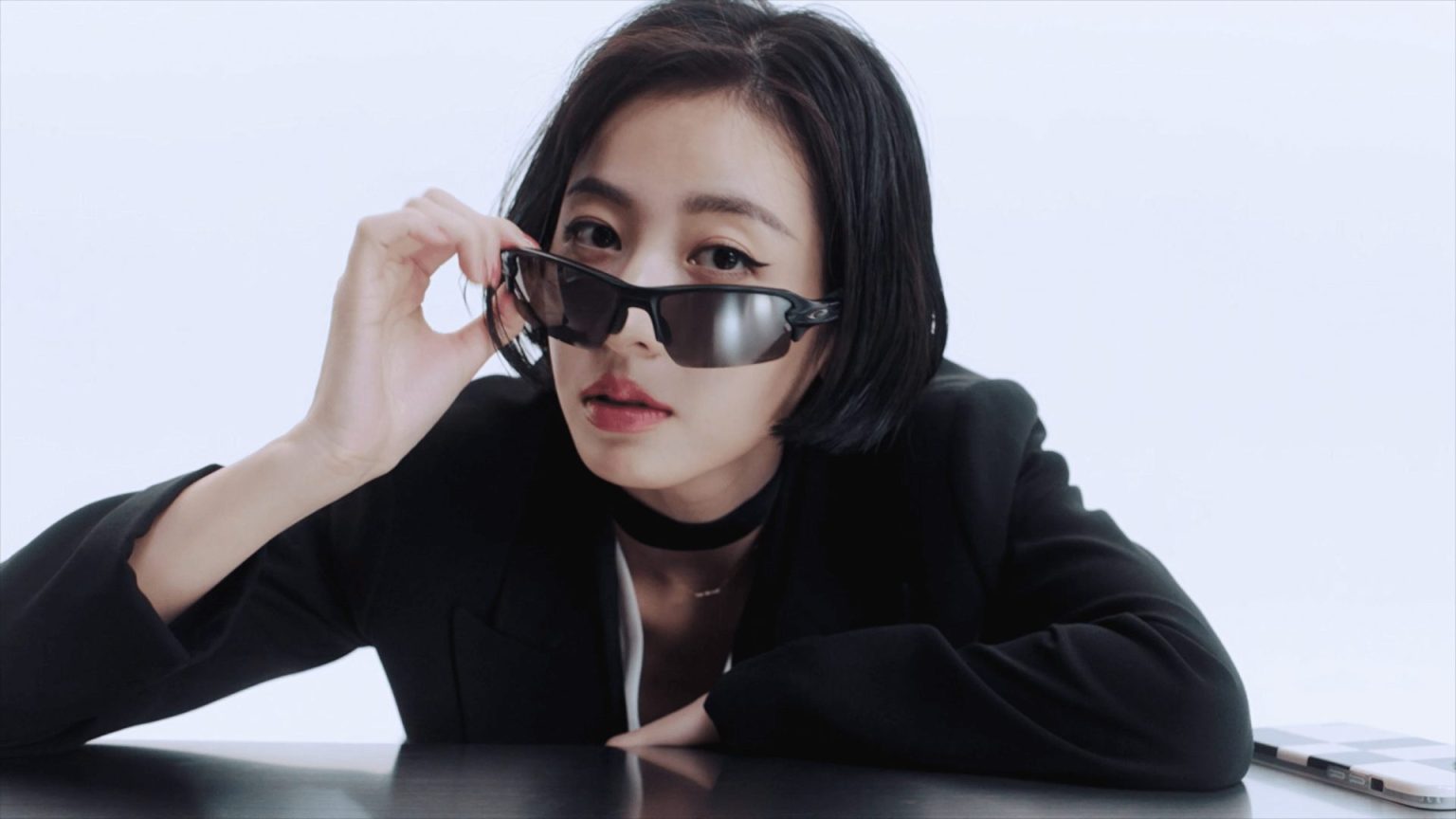 LILY官宣西装代言人周雨彤，打破固化职场穿搭边界 – LILY中国官网